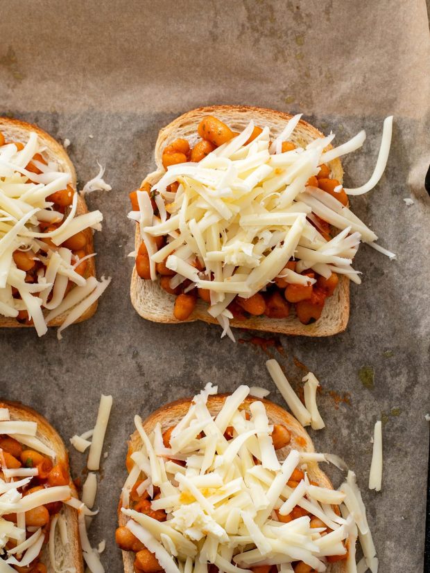 Easy pizza beans toast