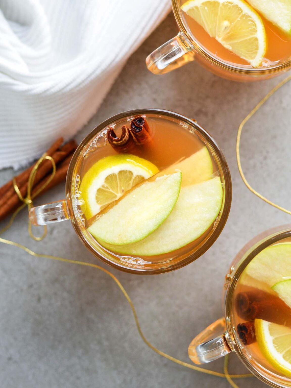 Apple mulled white wine